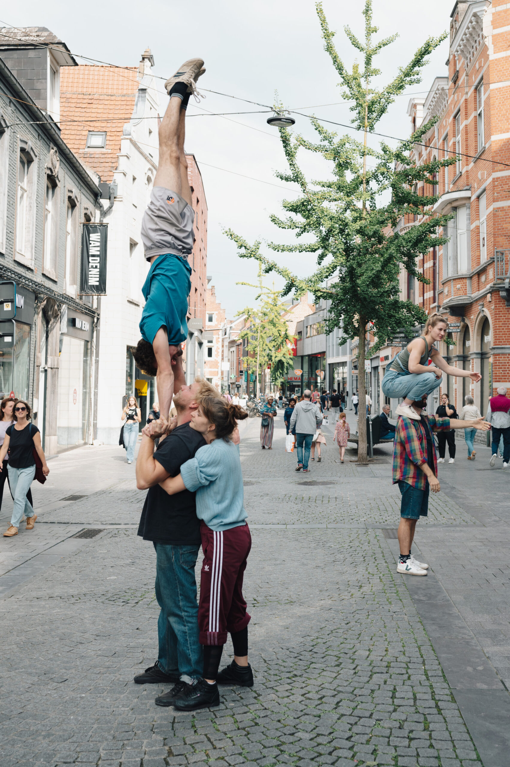 Hugs&Handshake | Miramiro